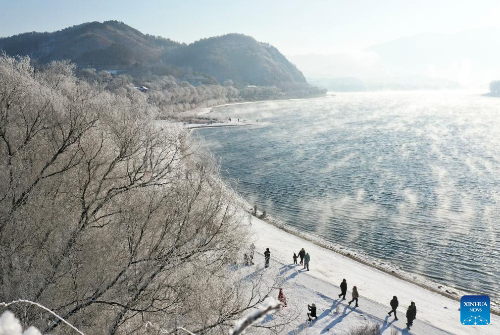 People enjoy rime scenery along Songhua River in NE China's Jilin-Xinhua