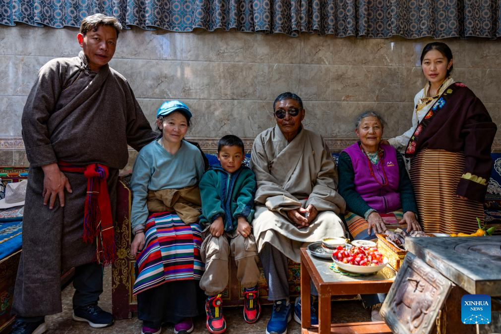 Pic story: herdsman family in SW China's Xizang-Xinhua