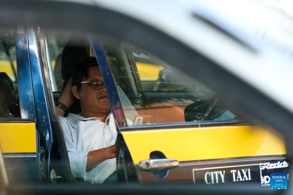 Feature: Heatwave hits taxi drivers' wallets in Myanmar-Xinhua