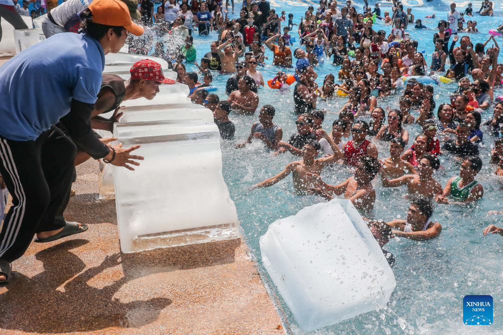 People cool off at pools amid heatwave in Philippines-Xinhua