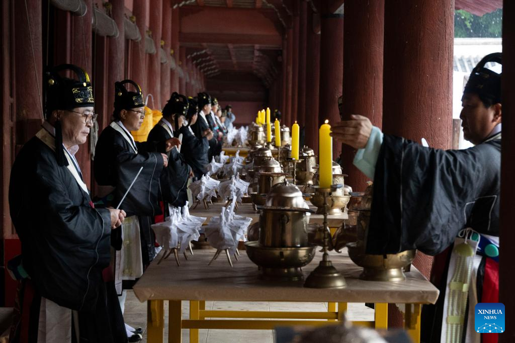 People participate in royal ancestral rite in Seoul-Xinhua