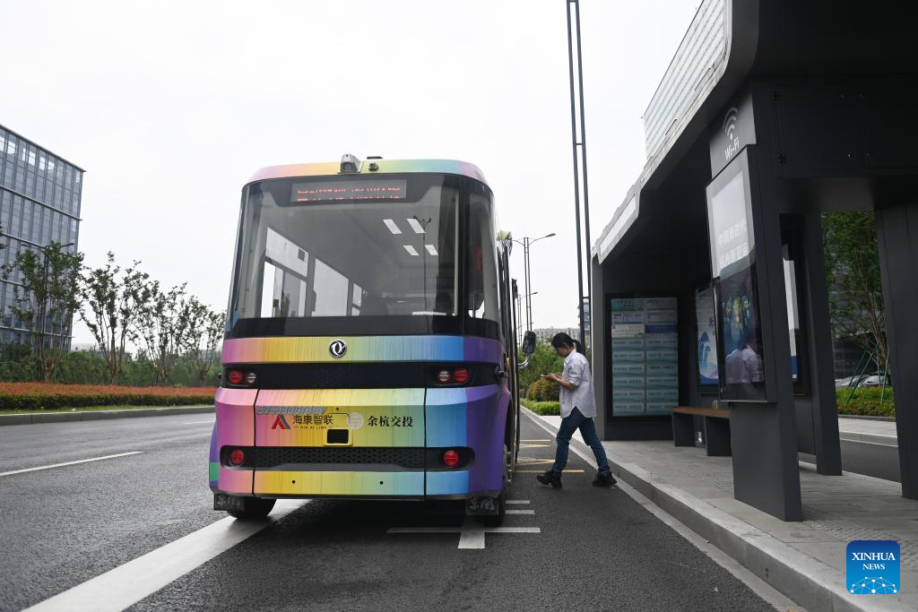 Free ride available on autonomous driving bus route in Hangzhou-Xinhua