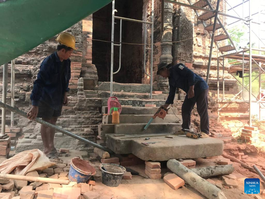 Restoration work underway for ruined Trapeang Phong temple in Cambodia ...