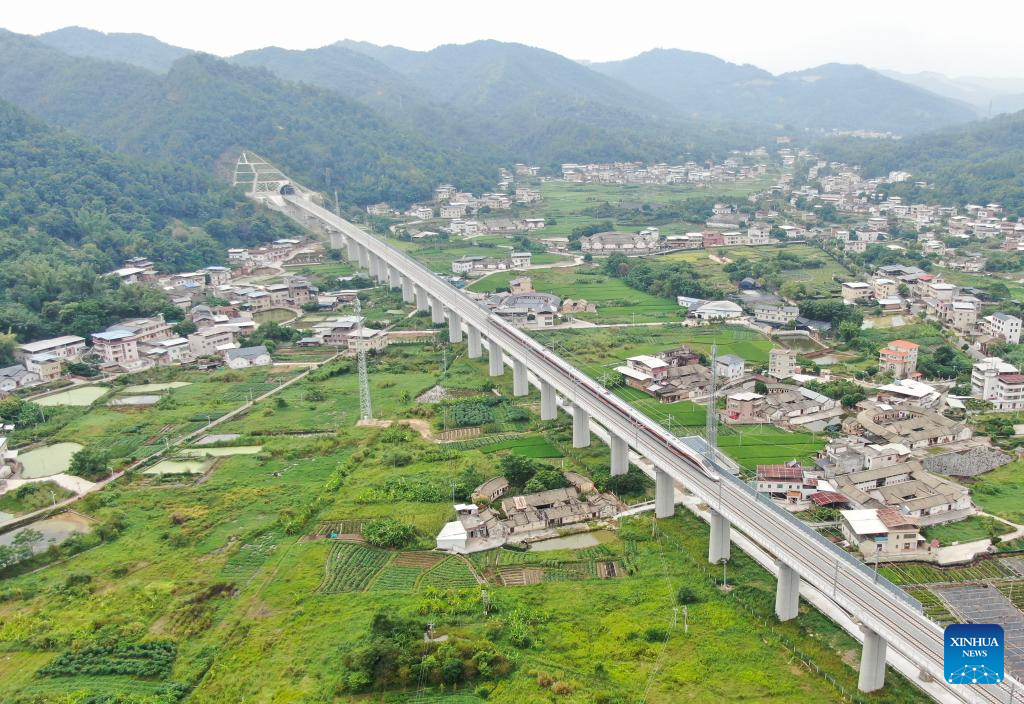 China's operating railway hits 160,000 km-Xinhua