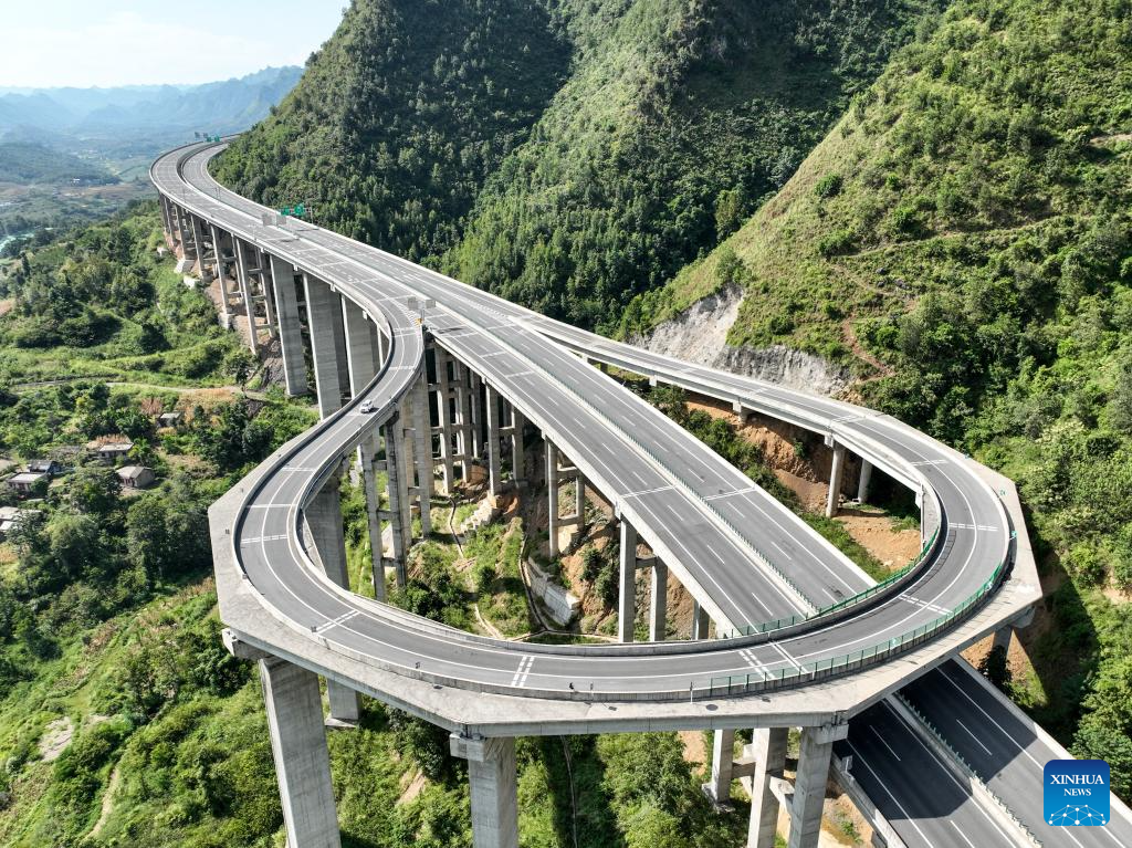 In pics: gigantic bridges in China's Guizhou-Xinhua
