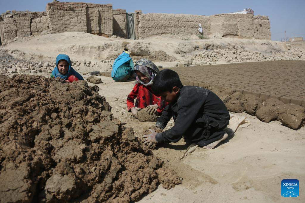 Feature: Afghan children work in brick kilns to support families-Xinhua