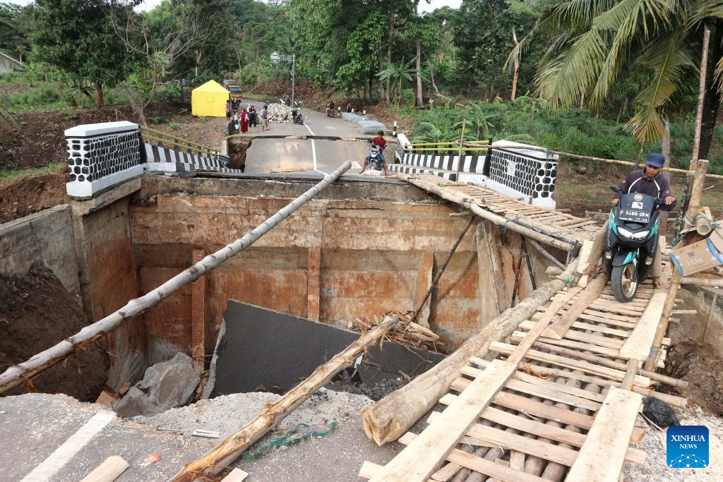 Flash floods, landslides in Indonesia's West Java leave 5 dead, 7 ...