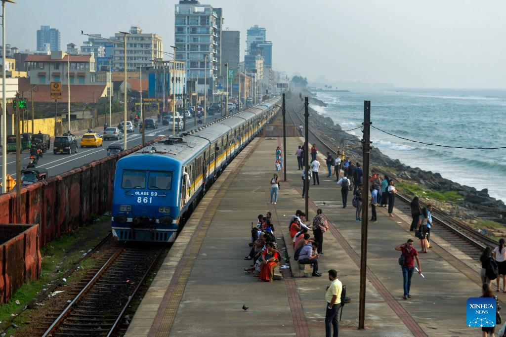 In pics: coastal railway line by sea in Colombo, Sri Lanka-Xinhua