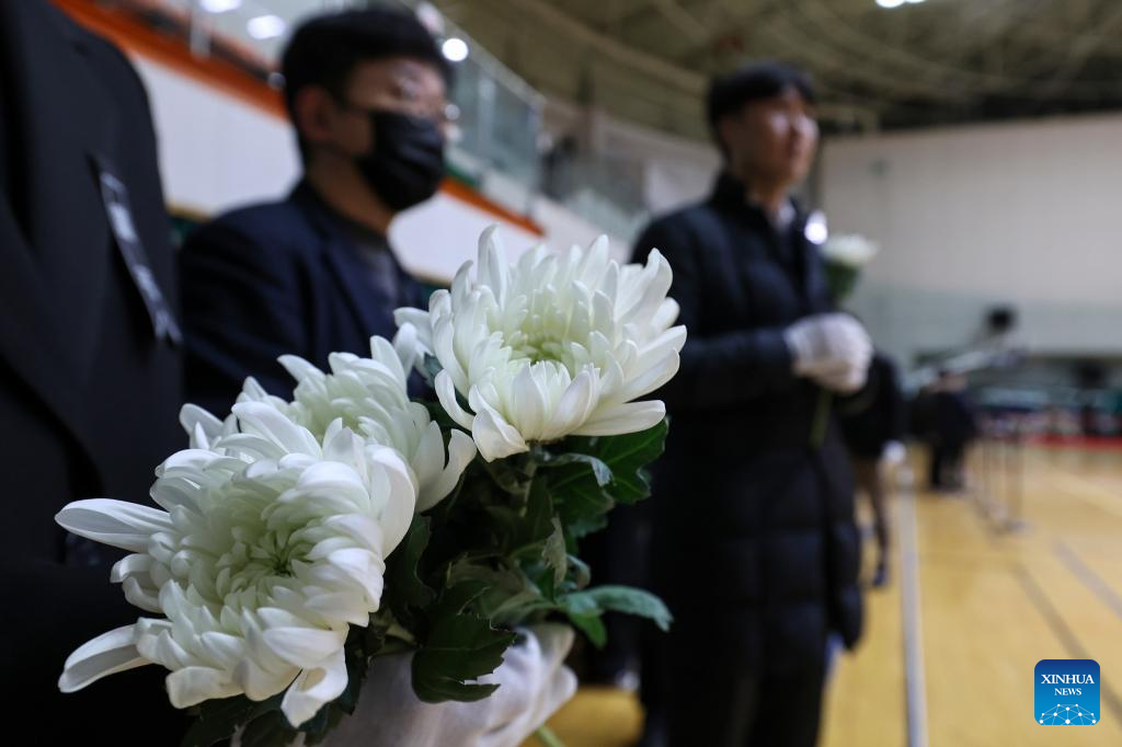Citizens pay tribute at joint memorial altar for victims of Jeju Air crash in Muan, S. Korea-Xinhua