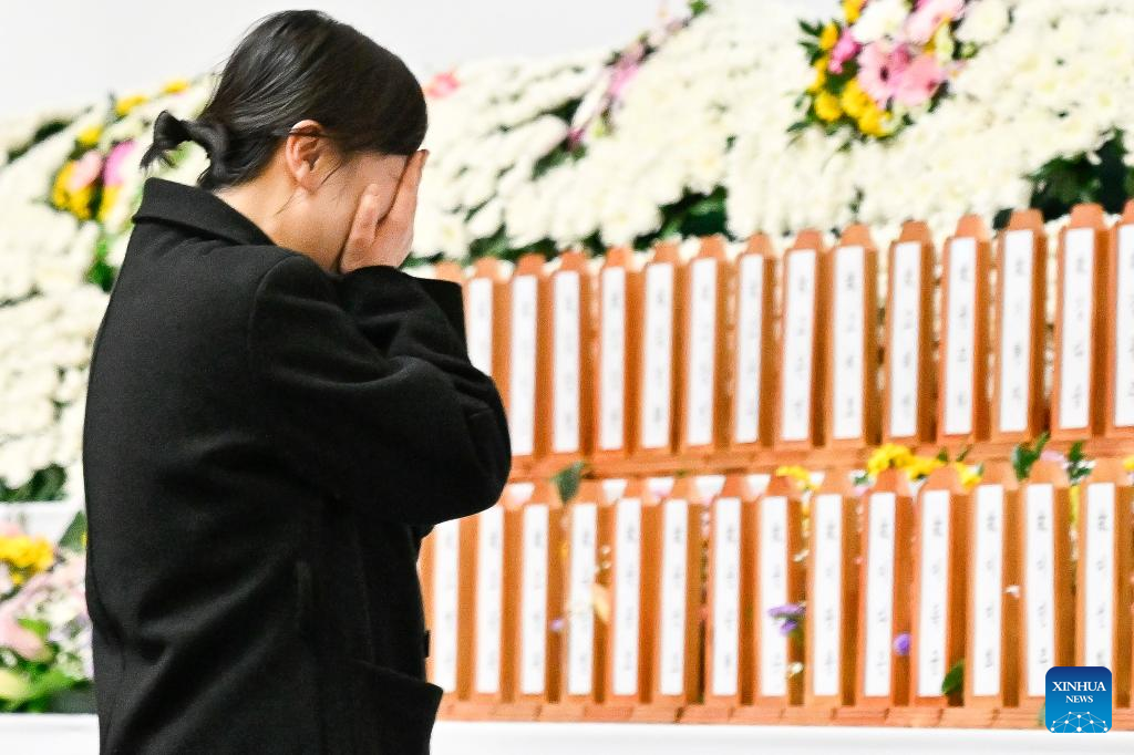 Citizens pay tribute at joint memorial altar for victims of Jeju Air crash in Muan, S. Korea-Xinhua
