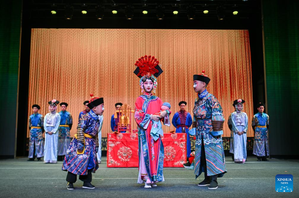 Children perform at Peking Opera new year gala in Tianjin-Xinhua