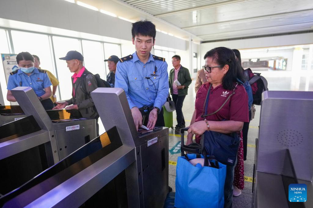 First visa-free ASEAN tour group enters China's Xishuangbanna-Xinhua
