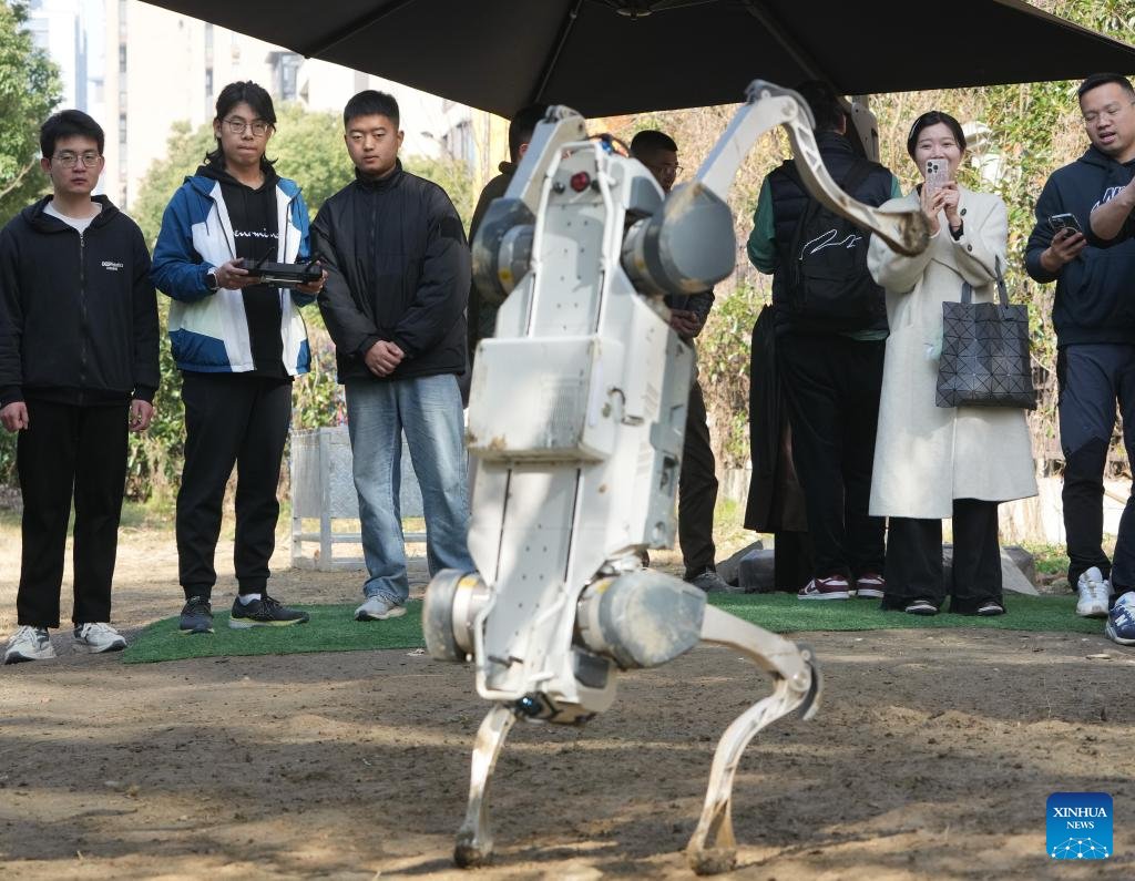 Young engineer enchanted with robotics in Hangzhou-Xinhua