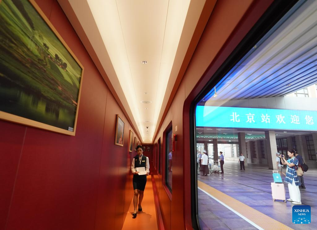 First sightseeing tourist train linking Beijing, Chengde City of Hebei ...