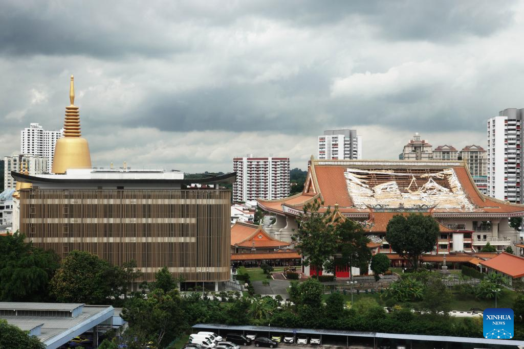 Roof tiles of Venerable Hong Choon Memorial Hall fall in Singapore-Xinhua