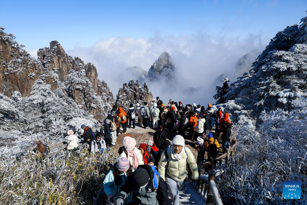 Snowy scenery draws tourists during China's New Year holiday-Xinhua