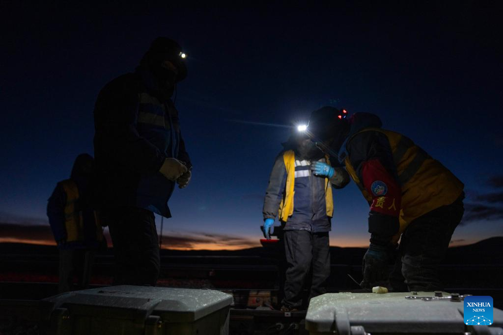 Pic story of workers at world's highest railway signal maintenance ...