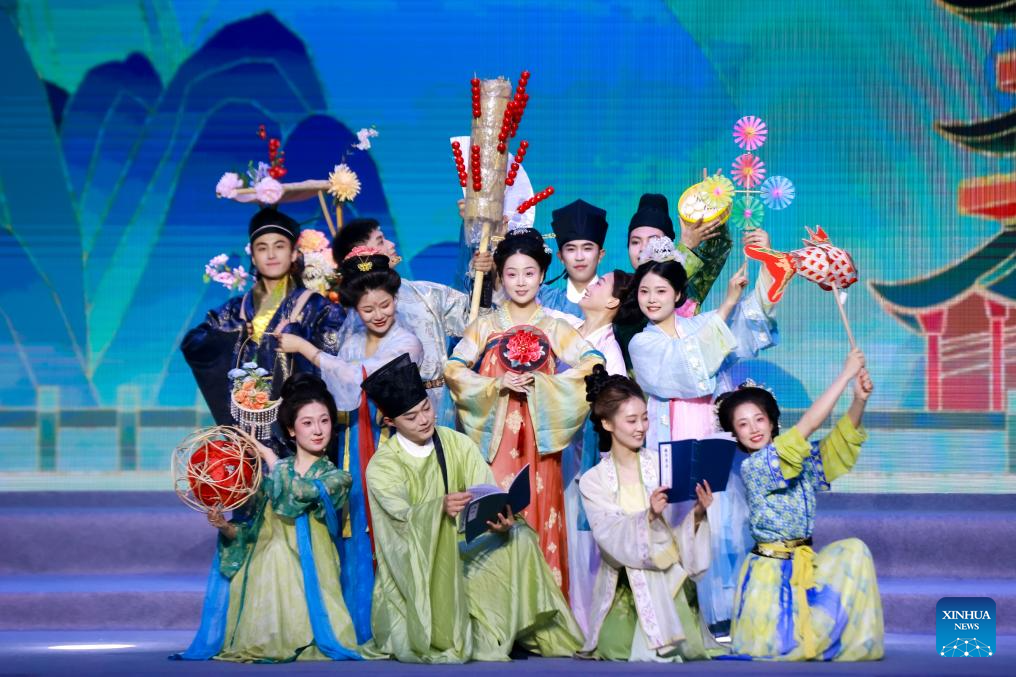 China Focus: Robots, dolls, pets: Hanfu goes beyond human wardrobe-Xinhua