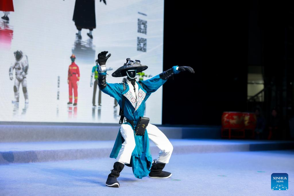 China Focus: Robots, dolls, pets: Hanfu goes beyond human wardrobe-Xinhua