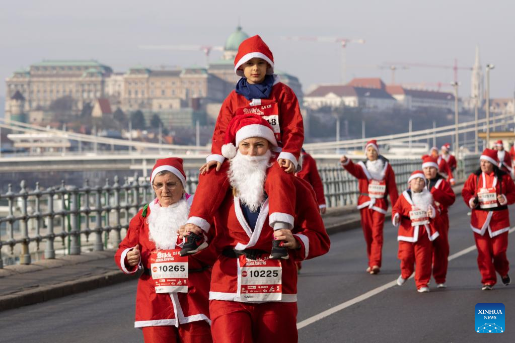 Santa Run held in downtown Budapest-Xinhua