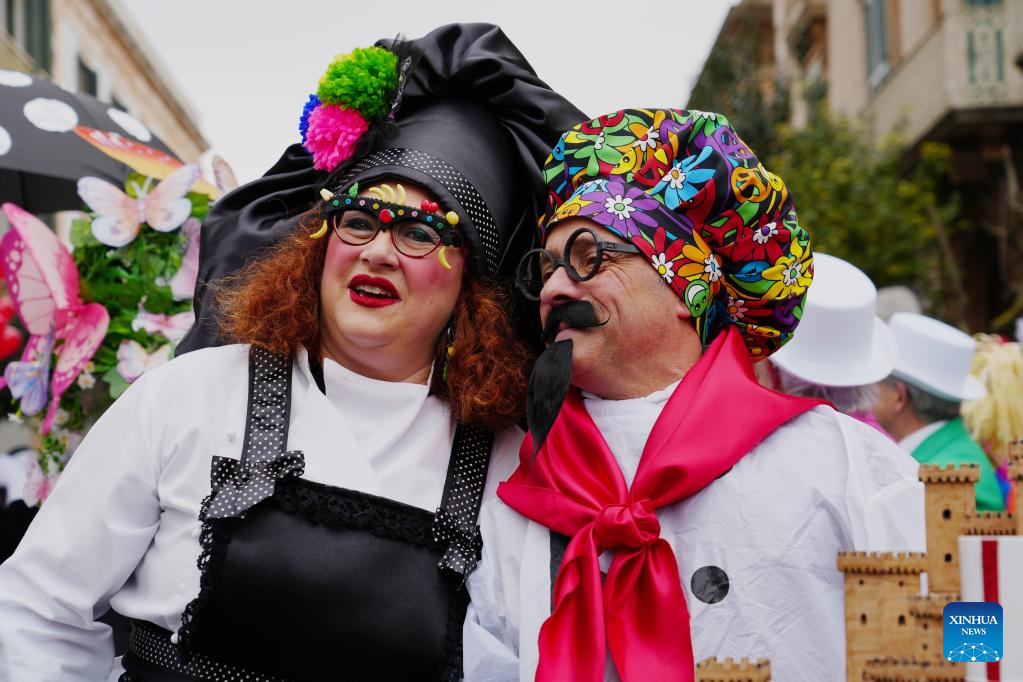 People participate in Carnival of Putignano-Xinhua