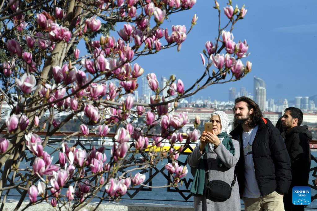 People enjoy spring in Istanbul, Türkiye-Xinhua