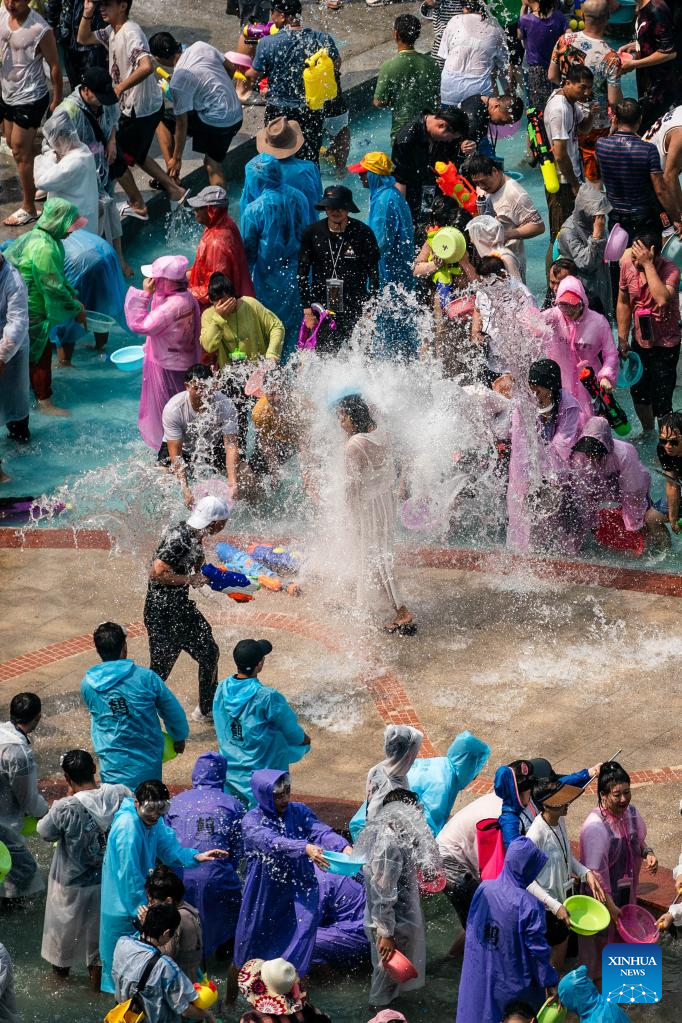Dai people in China's Yunnan splash water to embrace their new year-Xinhua