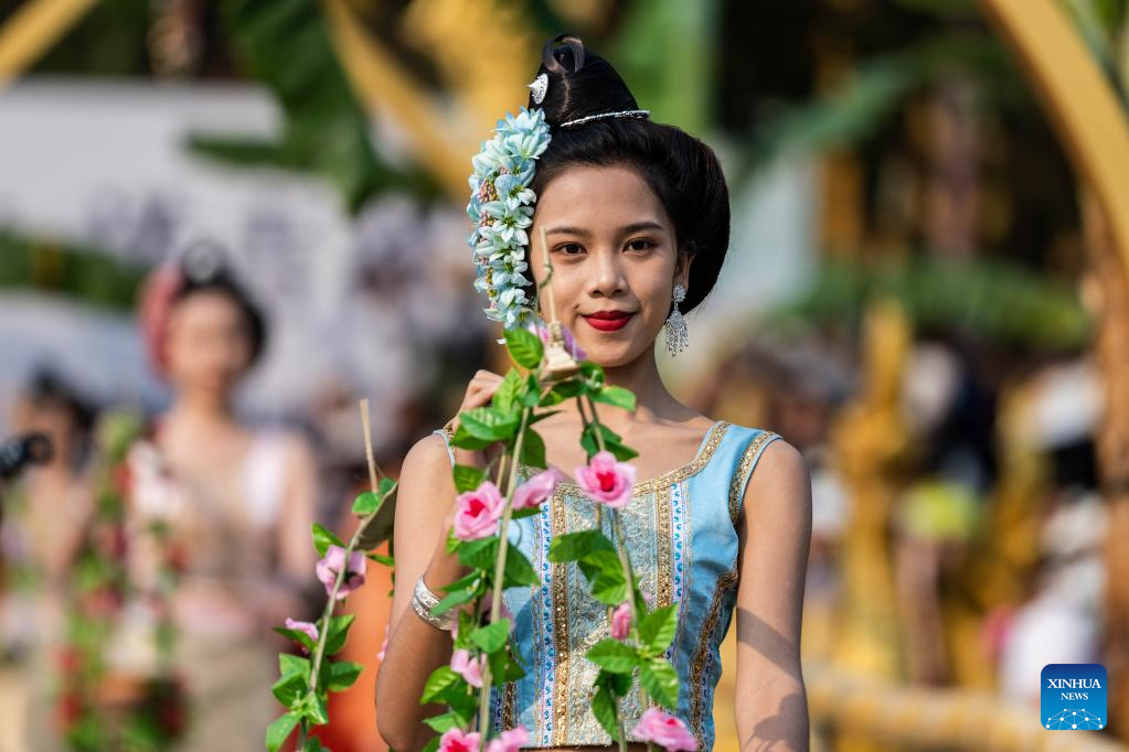 Dai people in China's Yunnan splash water to embrace their new year-Xinhua