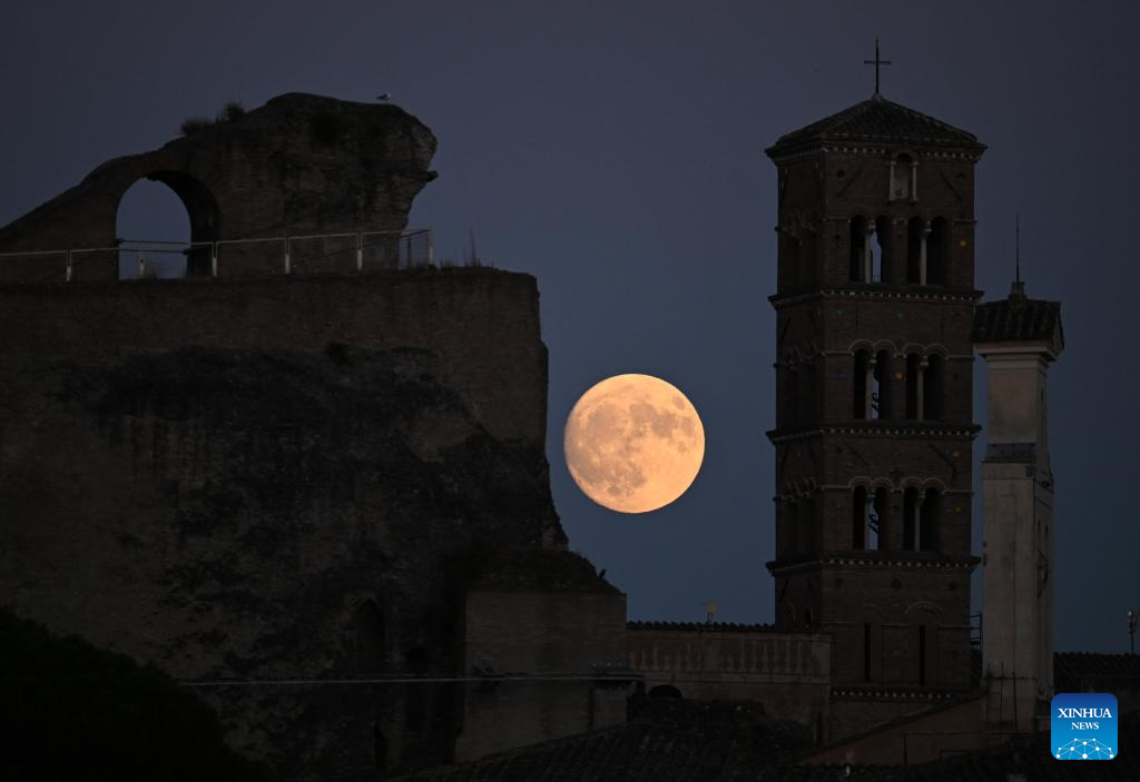 Moon rises over Rome, Italy-Xinhua