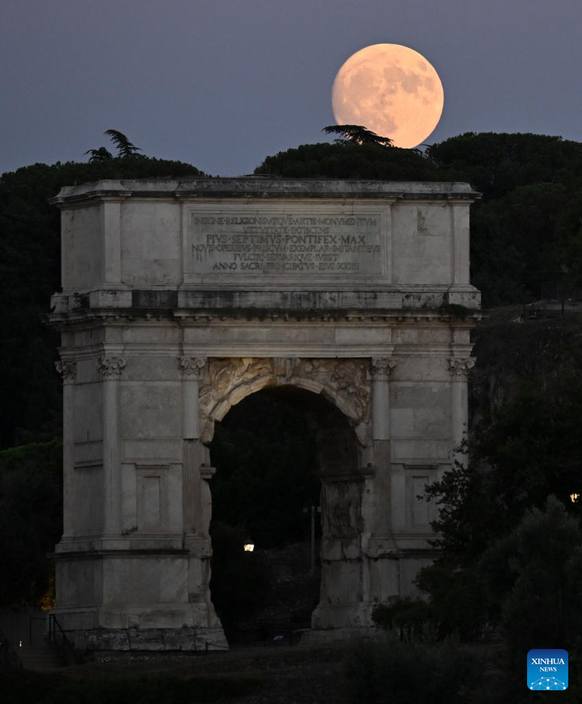 Moon rises over Rome, Italy-Xinhua