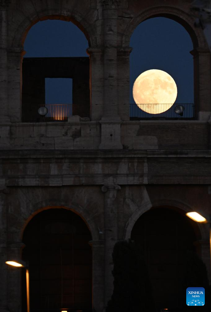 Moon rises over Rome, Italy-Xinhua