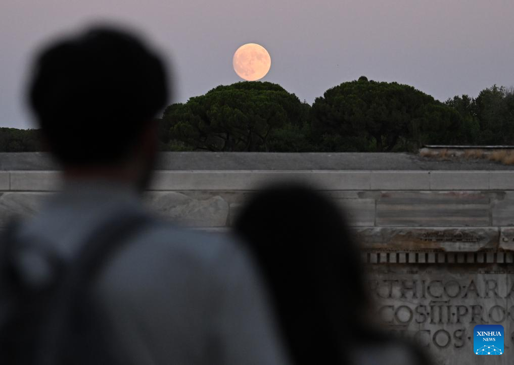 Moon rises over Rome, Italy-Xinhua