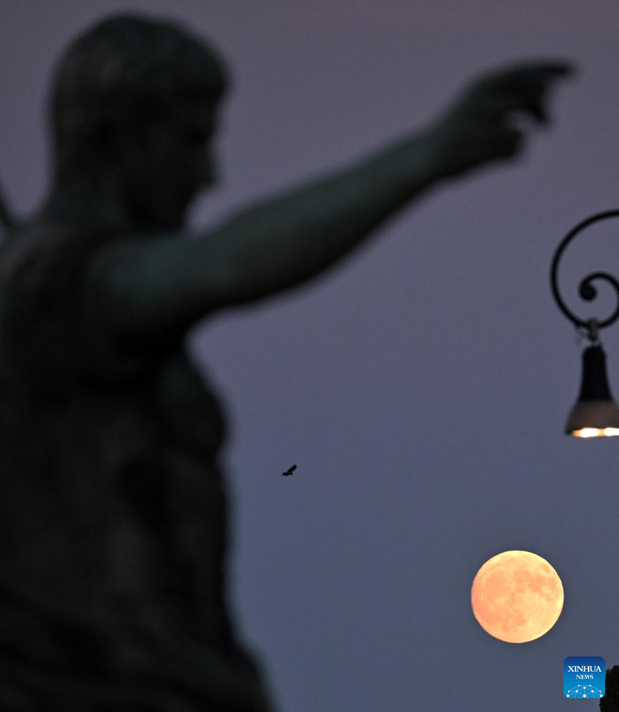 Moon rises over Rome, Italy-Xinhua