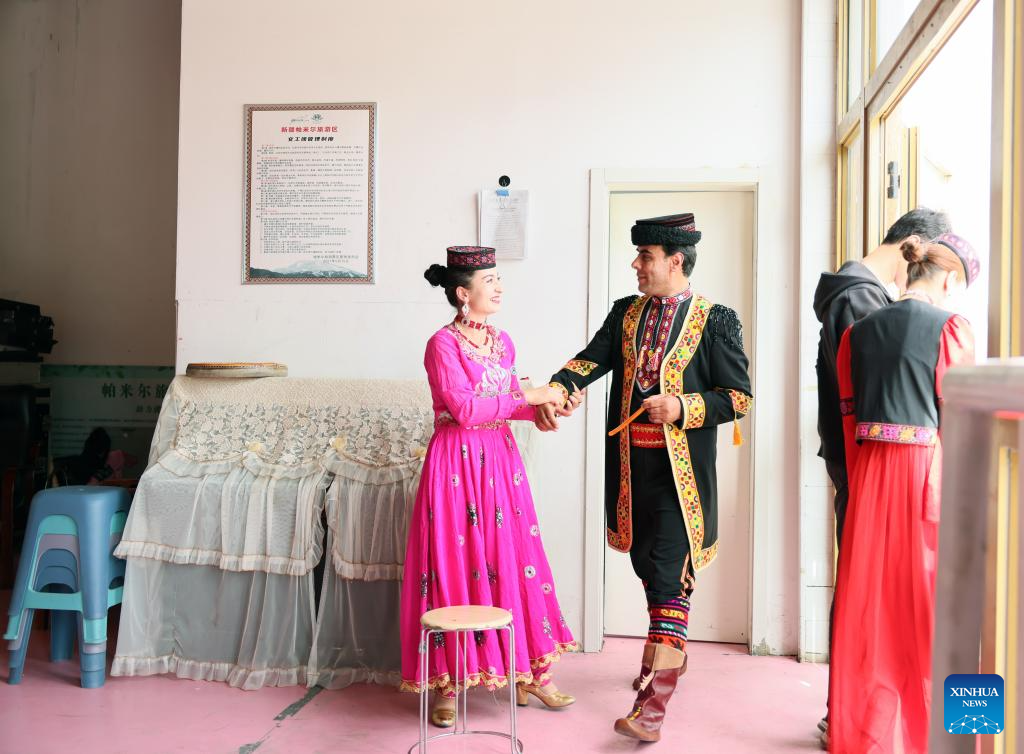 Pic story of dancing couple in China's Xinjiang-Xinhua