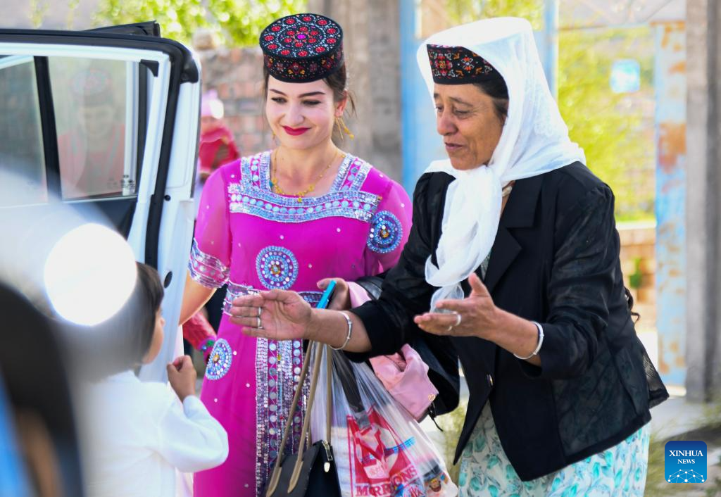 Pic story of dancing couple in China's Xinjiang-Xinhua