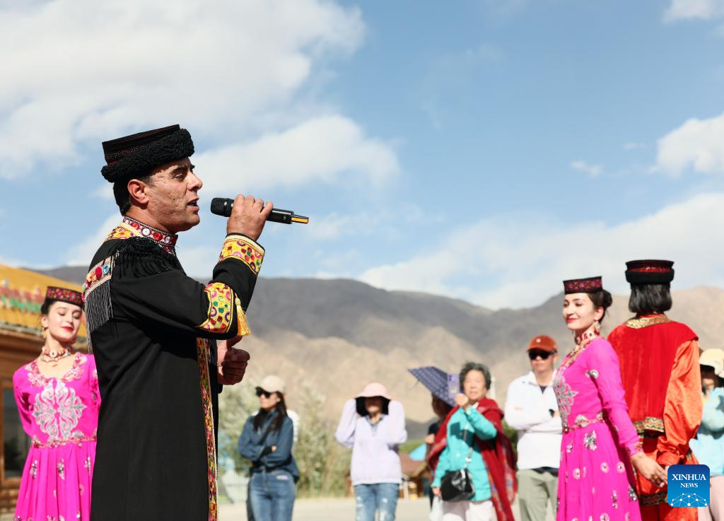 Pic story of dancing couple in China's Xinjiang-Xinhua