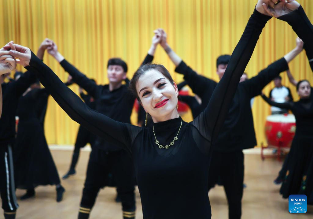 Pic story of dancing couple in China's Xinjiang-Xinhua