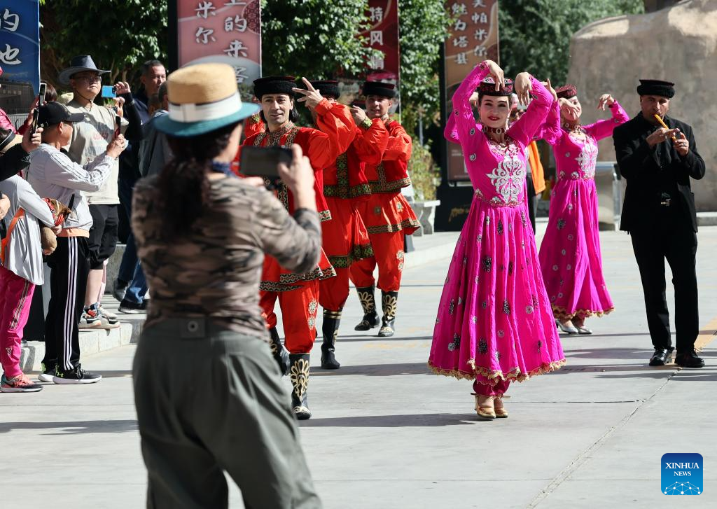 Pic story of dancing couple in China's Xinjiang-Xinhua
