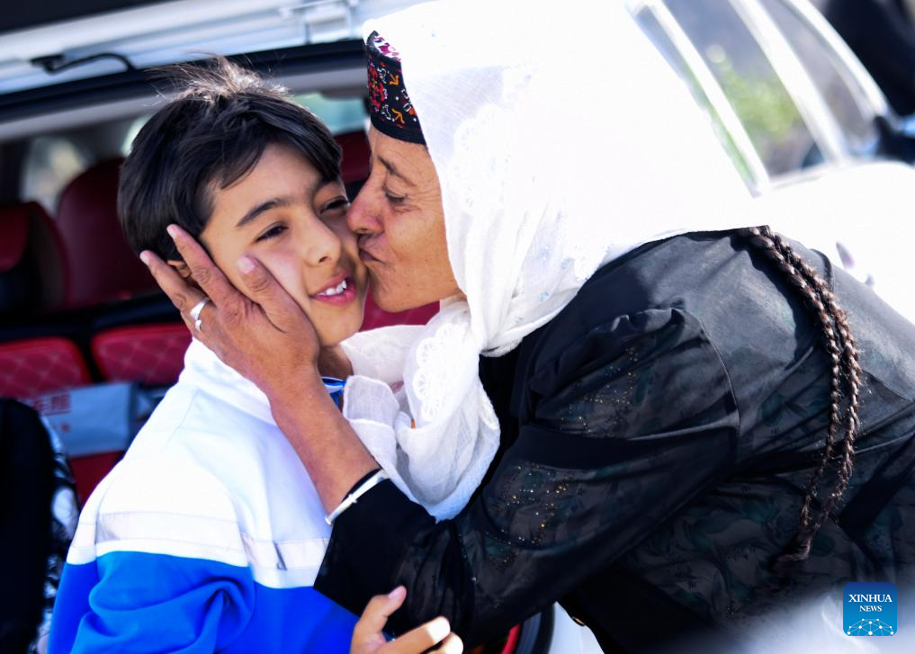 Pic story of dancing couple in China's Xinjiang-Xinhua