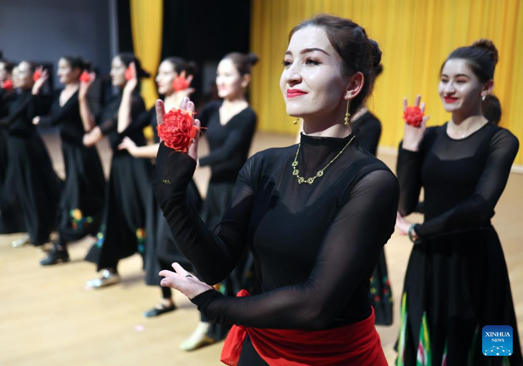 Pic story of dancing couple in China's Xinjiang-Xinhua