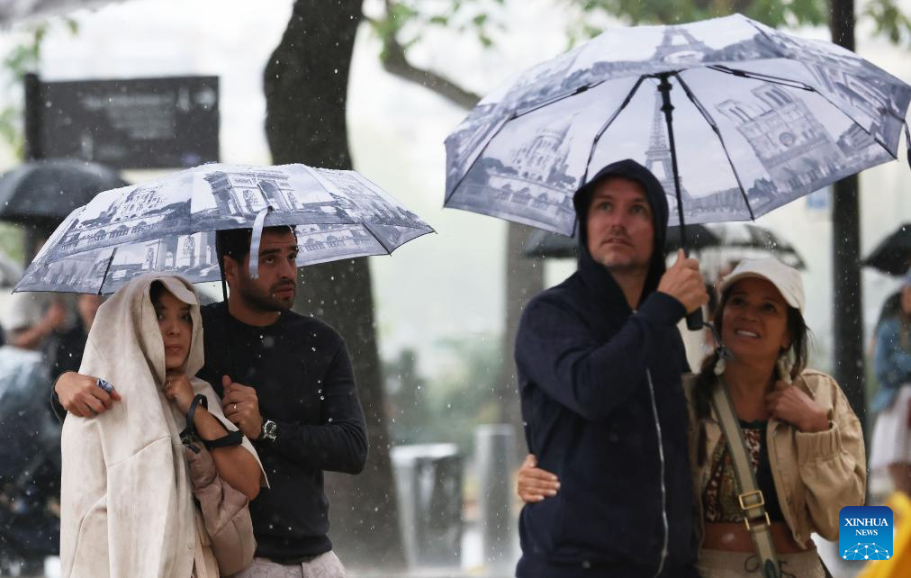 Scenery of rain in Paris-Xinhua