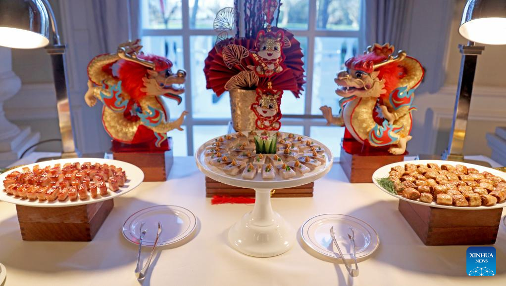 Britons get early taste of Spring Festival-Xinhua