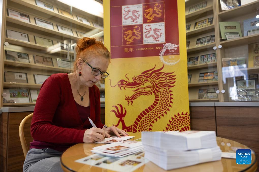 Interview: Hungarian designer hopes her Year of Dragon stamp connects Hungary, China-Xinhua