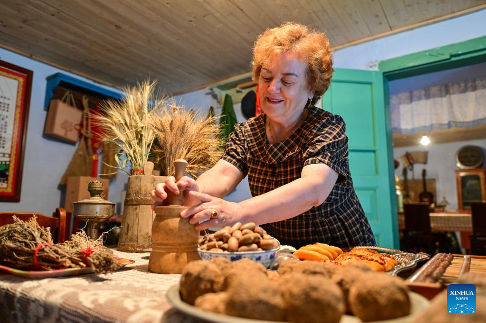 Couple in Xinjiang committed to inheritance and promotion of Tatar ...