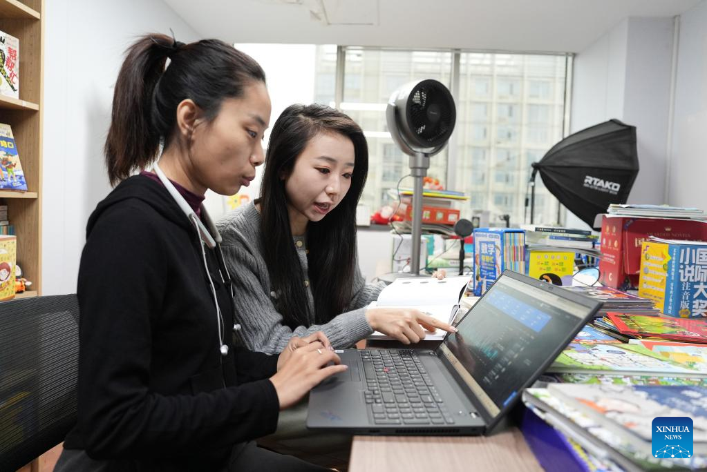 China's Gen-Z sell books via livestreaming-Xinhua