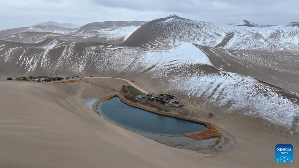 Snow scenery of Mingsha Mountain, Crescent Spring scenic spot in ...