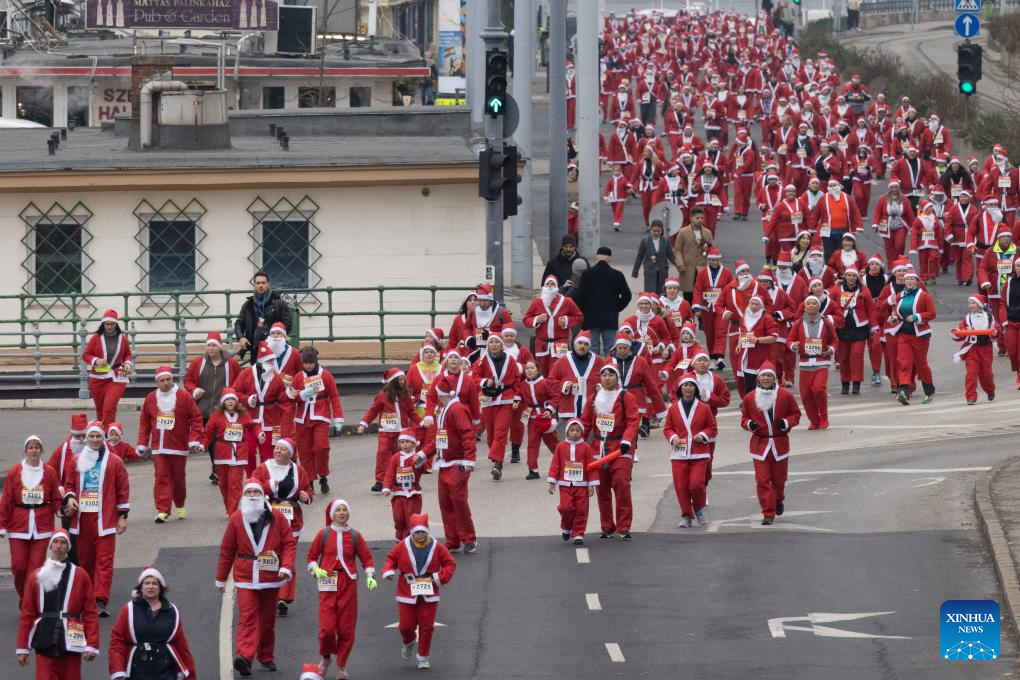 People participate in annual Santa Run in Budapest, Hungary-Xinhua