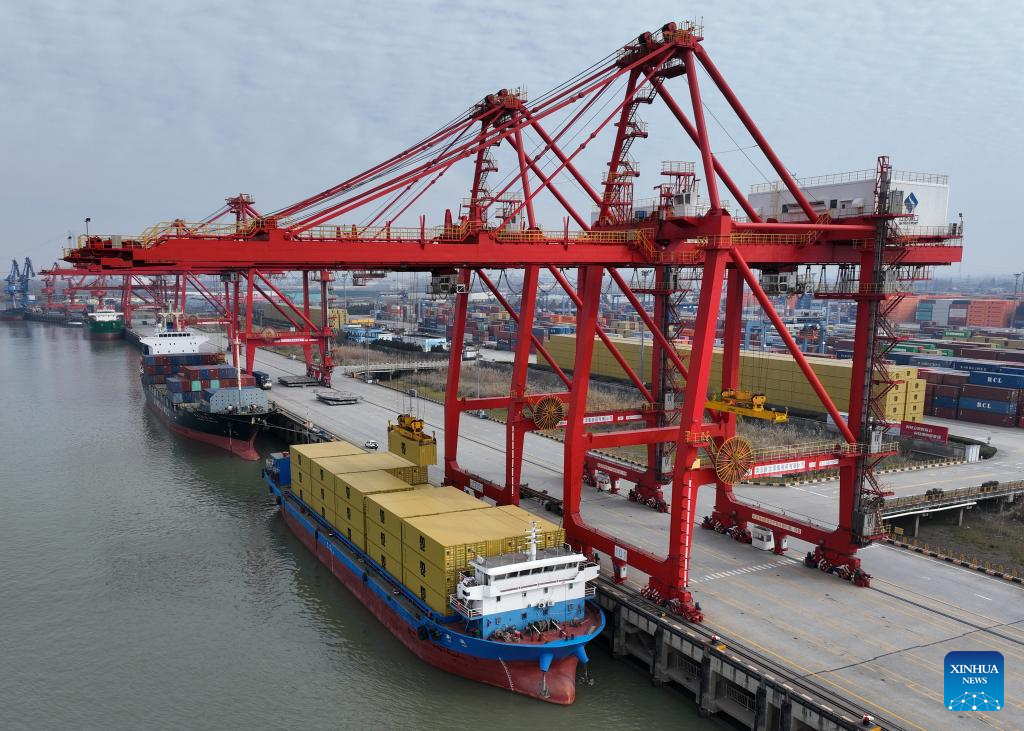 China's major ports busy at beginning of new year-Xinhua