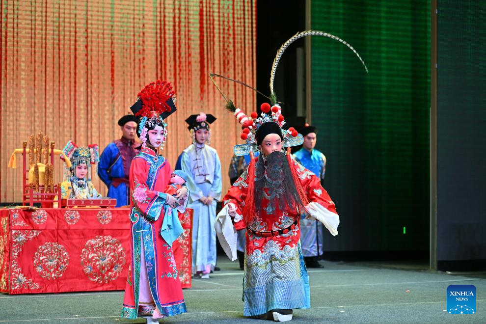 Children perform at Peking Opera new year gala in Tianjin-Xinhua