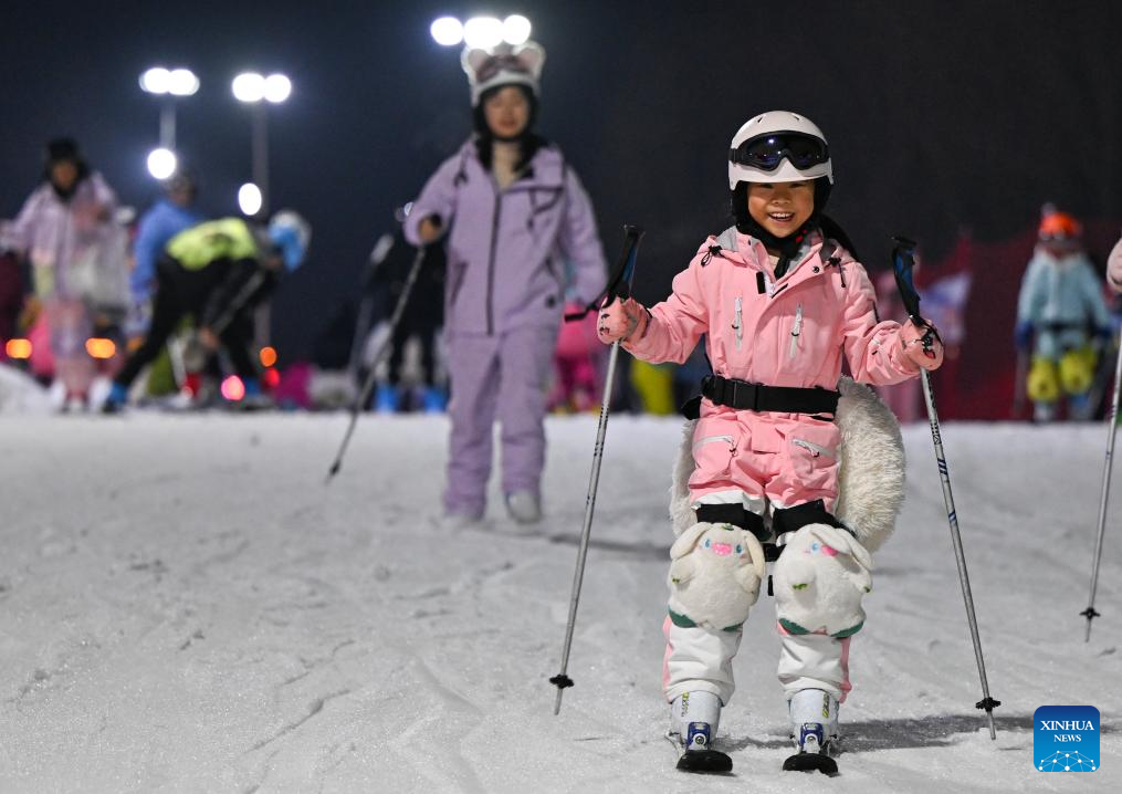 Winter tourism boosts "ice and snow economy" in China's Hubei-Xinhua